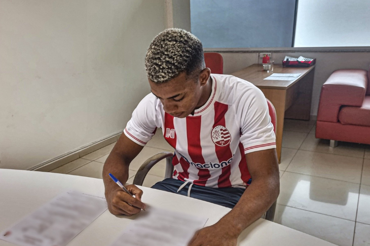 Náutico anuncia renovação de contrato do atacante Júlio até o fim de ... Náutico anuncia renovação de contrato do atacante Júlio até o fim de ...